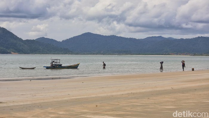 Putihnya Pasir di Pantai Padang Melang Anambas