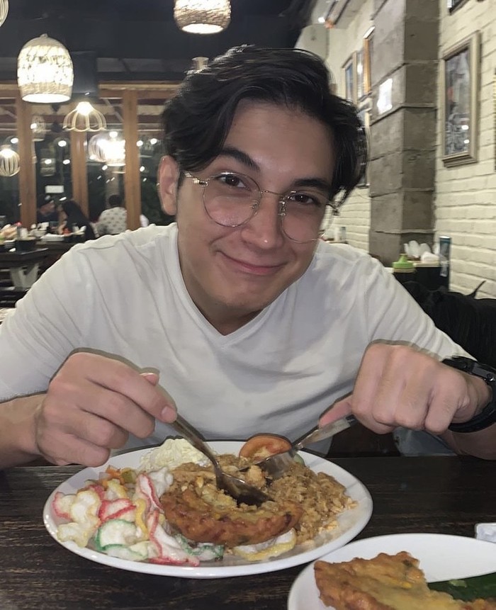 Junior Roberts, Aktor Tampan yang Punya Bisnis Kopi Susu dan Sate Taichan