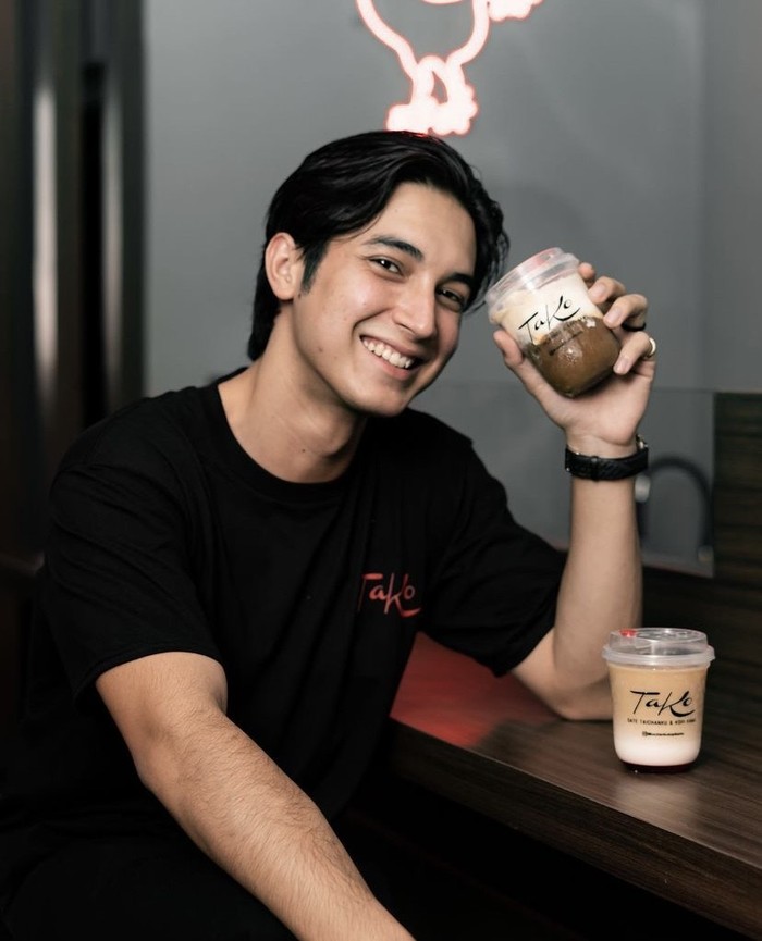 Junior Roberts, Aktor Tampan yang Punya Bisnis Kopi Susu dan Sate Taichan