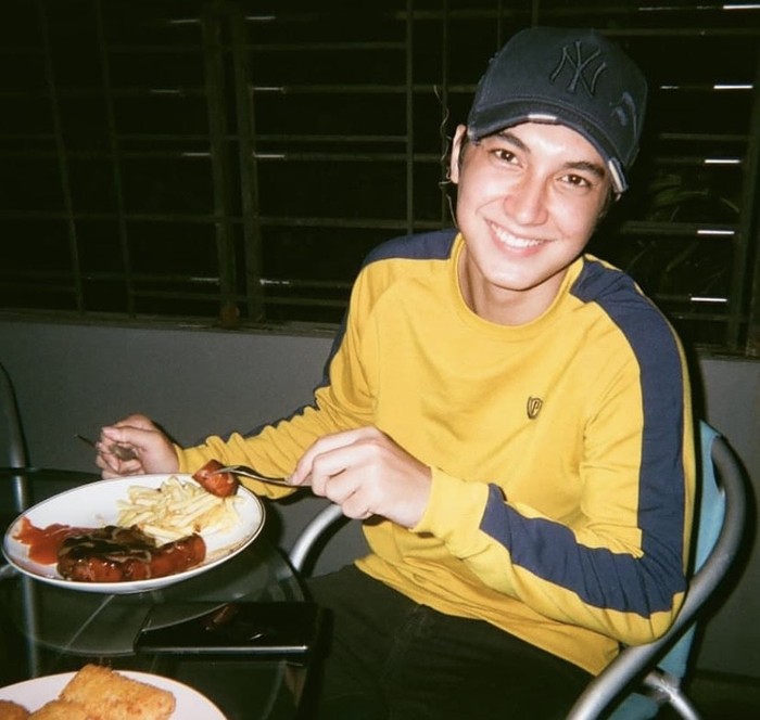 Junior Roberts, Aktor Tampan yang Punya Bisnis Kopi Susu dan Sate Taichan