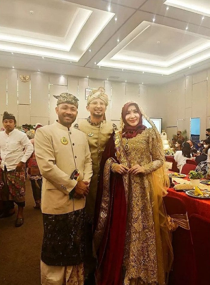 Romantisnya Roro Fitria Saat Pesta dan Makan Bareng Suami