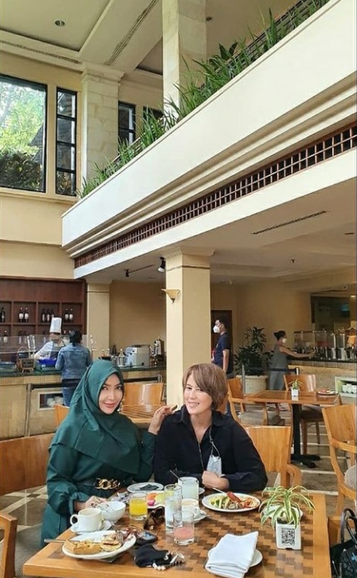 Romantisnya Roro Fitria Saat Pesta dan Makan Bareng Suami