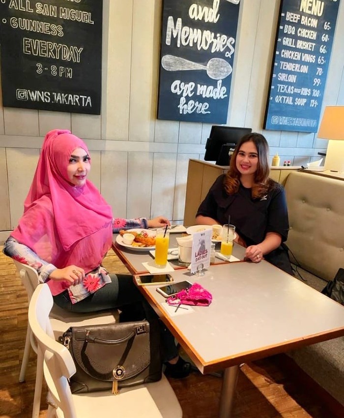 Romantisnya Roro Fitria Saat Pesta dan Makan Bareng Suami