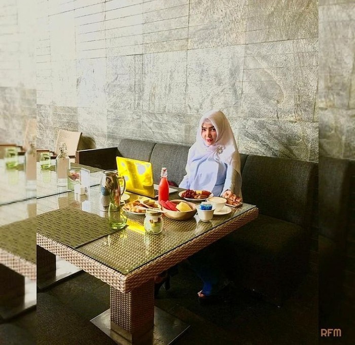 Romantisnya Roro Fitria Saat Pesta dan Makan Bareng Suami