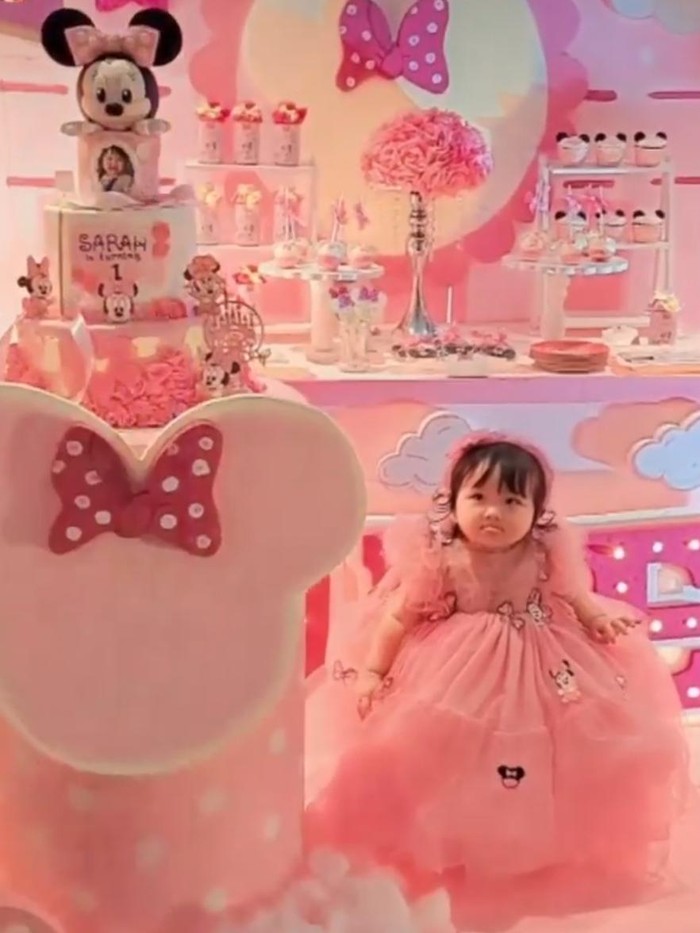 Gemas! Sarah Putri Ahok dan Puput Nastiti Serba Pink di Ultah Ke-1