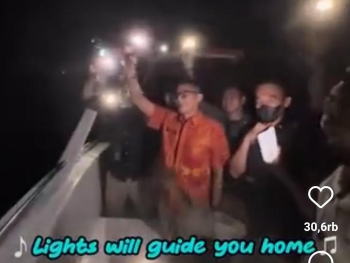 Momen Sandiaga Uno Hilangkan Panik saat Kapalnya Nyasar Momen Sandiaga Uno Hilangkan Panik saat Kapalnya Nyasar