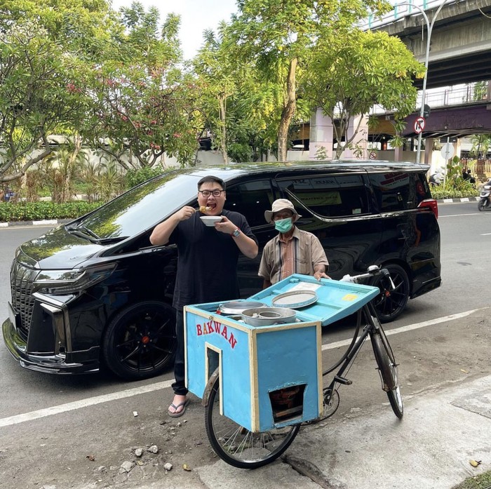 Momen Steven Setiono 'Crazy Rich Surabaya' Bareng Hotman Paris hingga ...