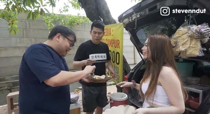 Momen Steven Setiono 'Crazy Rich Surabaya' Bareng Hotman Paris hingga ...