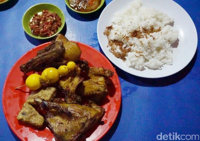 Pedas Mantap! 20 Pecel Lele & Ayam Rp 20 Ribuan Ada di Sini
