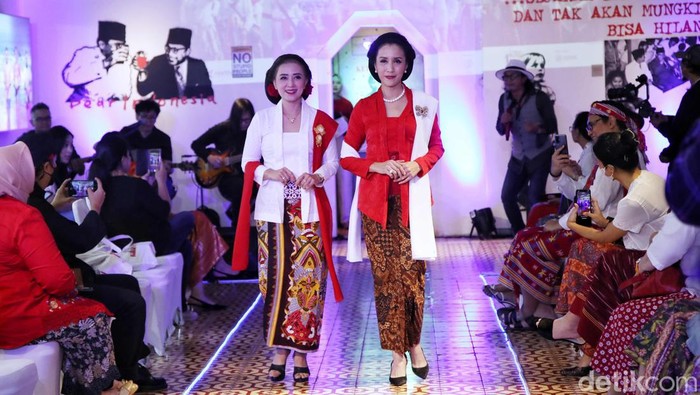 17 Perempuan Lintas Profesi Berkebaya di Fashion Show