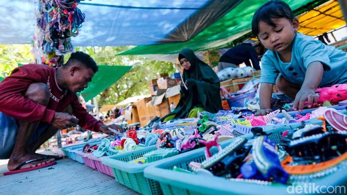 Hiruk Pikuk Pasar Wini NTT, Ada yang Belanja dari Negeri Tetangga