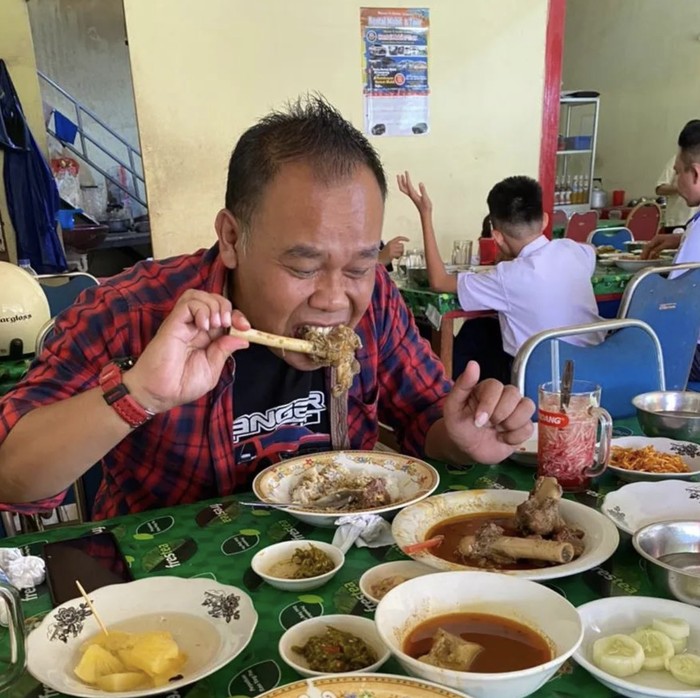 10 Potret Aiptu Turono, Polisi yang Doyan Mukbang Lalapan