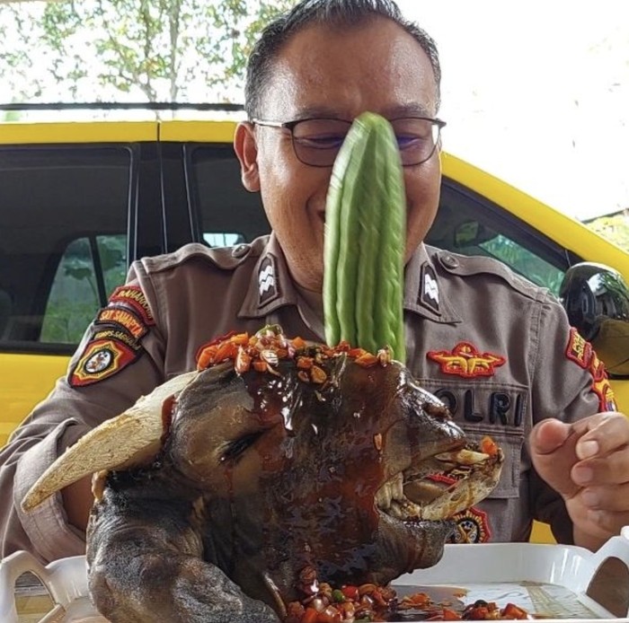 10 Potret Aiptu Turono, Polisi yang Doyan Mukbang Lalapan