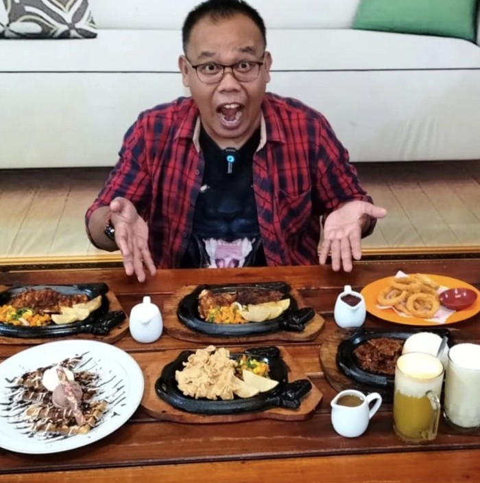 10 Potret Aiptu Turono, Polisi yang Doyan Mukbang Lalapan