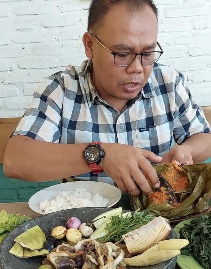 10 Potret Aiptu Turono, Polisi yang Doyan Mukbang Lalapan