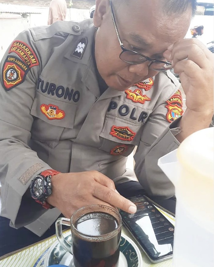 10 Potret Aiptu Turono, Polisi yang Doyan Mukbang Lalapan