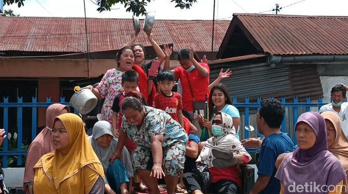 Potret Aksi Emak-emak Pamer Bra Saat Geruduk Kantor PDAM Tirtanadi Potret Aksi Emak-emak Pamer Bra Saat Geruduk Kantor PDAM Tirtanadi