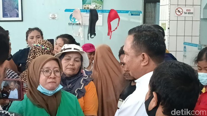 Potret Aksi Emak-emak Pamer Bra Saat Geruduk Kantor PDAM Tirtanadi