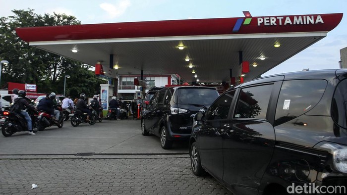 Antrean Panjang di SPBU Kalimalang, Jaga-jaga Harga BBM Naik?