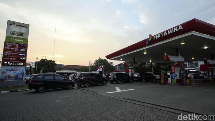 Antrean Panjang di SPBU Kalimalang, Jaga-jaga Harga BBM Naik?