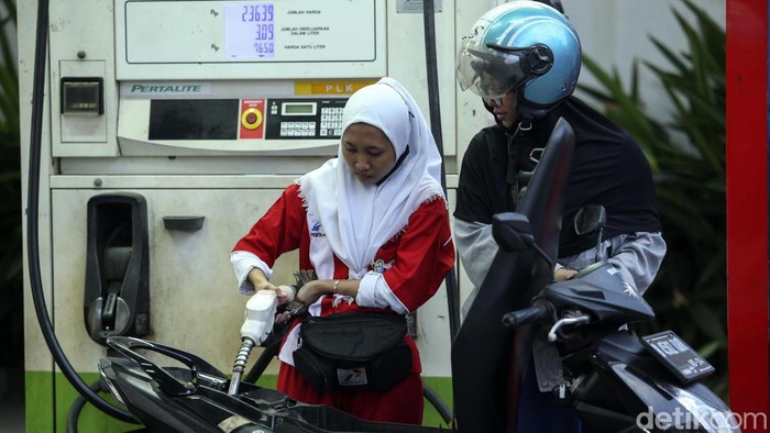 Antrean Panjang di SPBU Kalimalang, Jaga-jaga Harga BBM Naik?