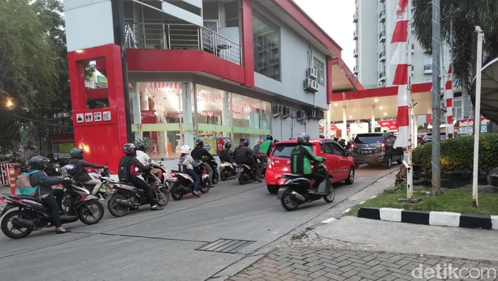 Heboh Kabar Harga BBM Naik Besok, Antrean di SPBU Bikin Shock!