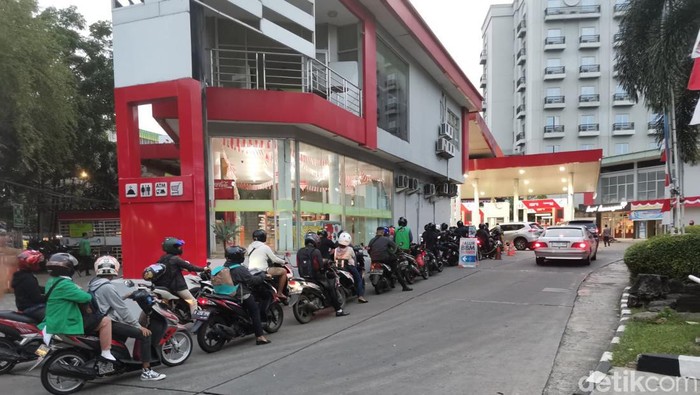 Heboh Kabar Harga BBM Naik Besok, Antrean di SPBU Bikin Shock!