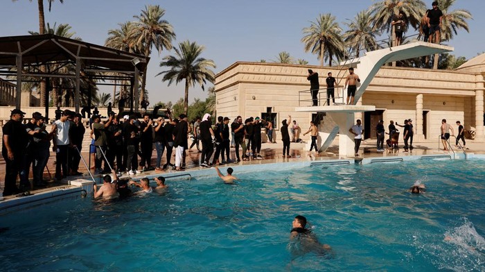 Massa Duduki dan Berenang di Istana Negara Irak, Mirip di Sri Lanka Massa Duduki dan Berenang di Istana Negara Irak, Mirip di Sri Lanka