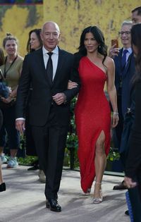 7 Potret Mesra Jeff Bezos dan Pacar di Karpet Merah Serial Lord of the ...