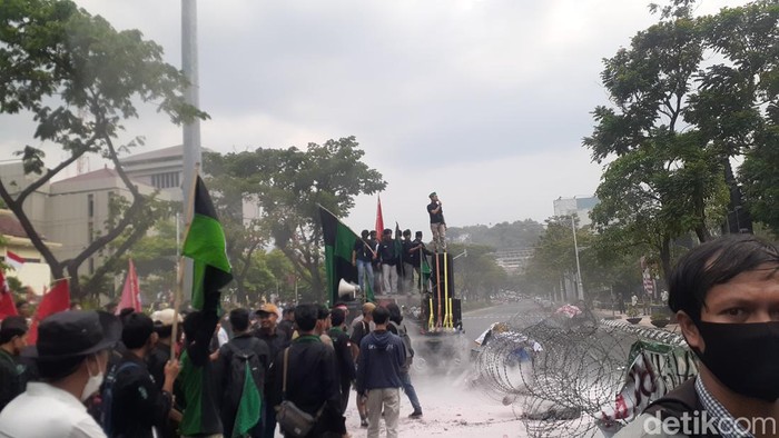 Massa HMI dan GMNI Demo Tolak Kenaikan Harga BBM di Semarang