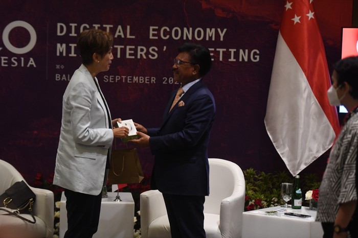 Menteri Singapura Kasih Hadiah Mouse ke Menkominfo, Apa Artinya? Menteri Singapura Kasih Hadiah Mouse ke Menkominfo, Apa Artinya?