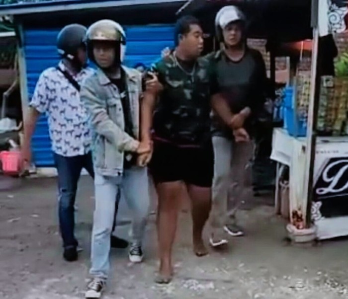 Detik-detik Pria Ngamuk Bawa Sajam di Kuta Utara Ditangkap Polisi Detik-detik Pria Ngamuk Bawa Sajam di Kuta Utara Ditangkap Polisi