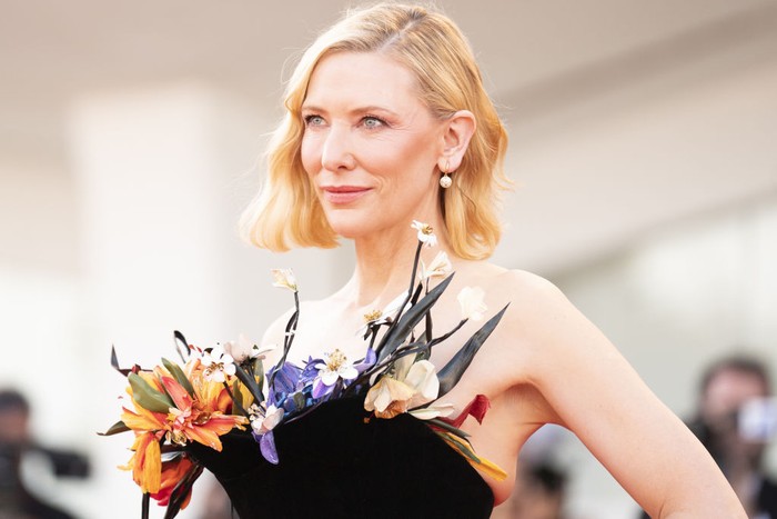 Dada Cate Blanchett Berbunga-bunga