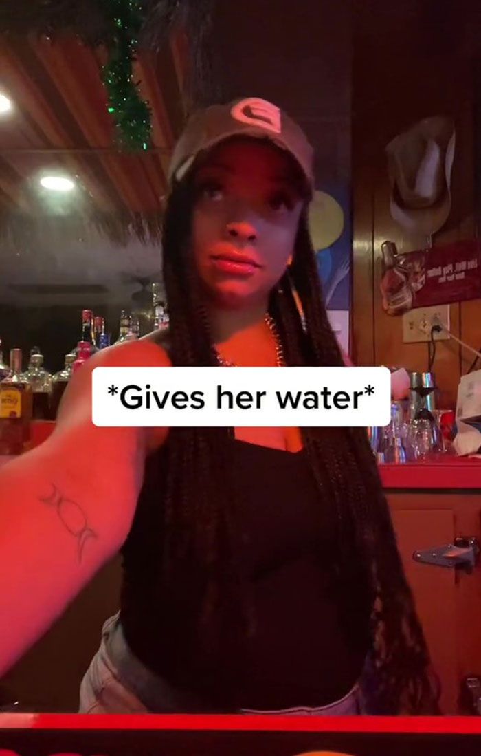 Bartender Ini Punya Trik Mulia Untuk Selamatkan Wanita di Kelab Malam Bartender Ini Punya Trik Mulia Untuk Selamatkan Wanita di Kelab Malam