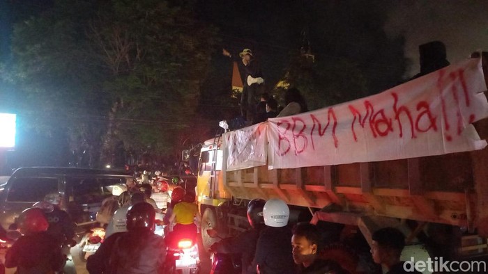 Kondisi Lalin Macet saat Demo Mahasiswa Tolak Kenaikan BBM di Makassar