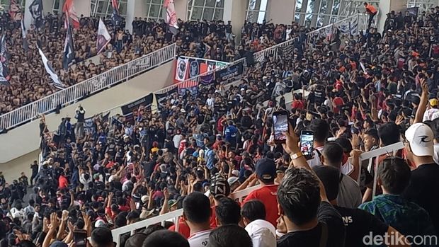 Sempat Bentrok di Plaza Manahan, Polisi Amankan Suporter Kedapatan Bawa ... Sempat Bentrok di Plaza Manahan, Polisi Amankan Suporter Kedapatan Bawa ...
