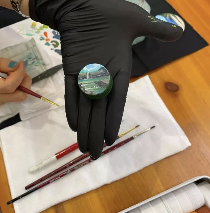 Keren! 10 Lukisan Landscape Ini Dibuat di Tutup Botol Minuman