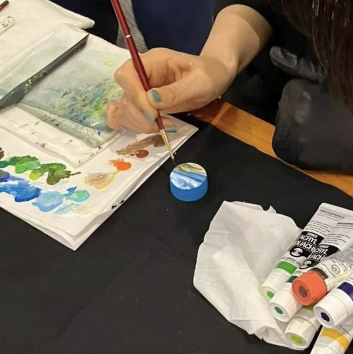 Keren! 10 Lukisan Landscape Ini Dibuat di Tutup Botol Minuman