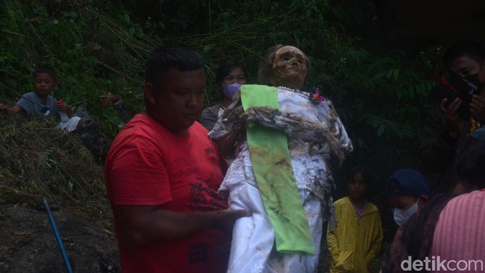 Potret Ma'nene Suku Toraja, Ritual Membersihkan Mumi Leluhur