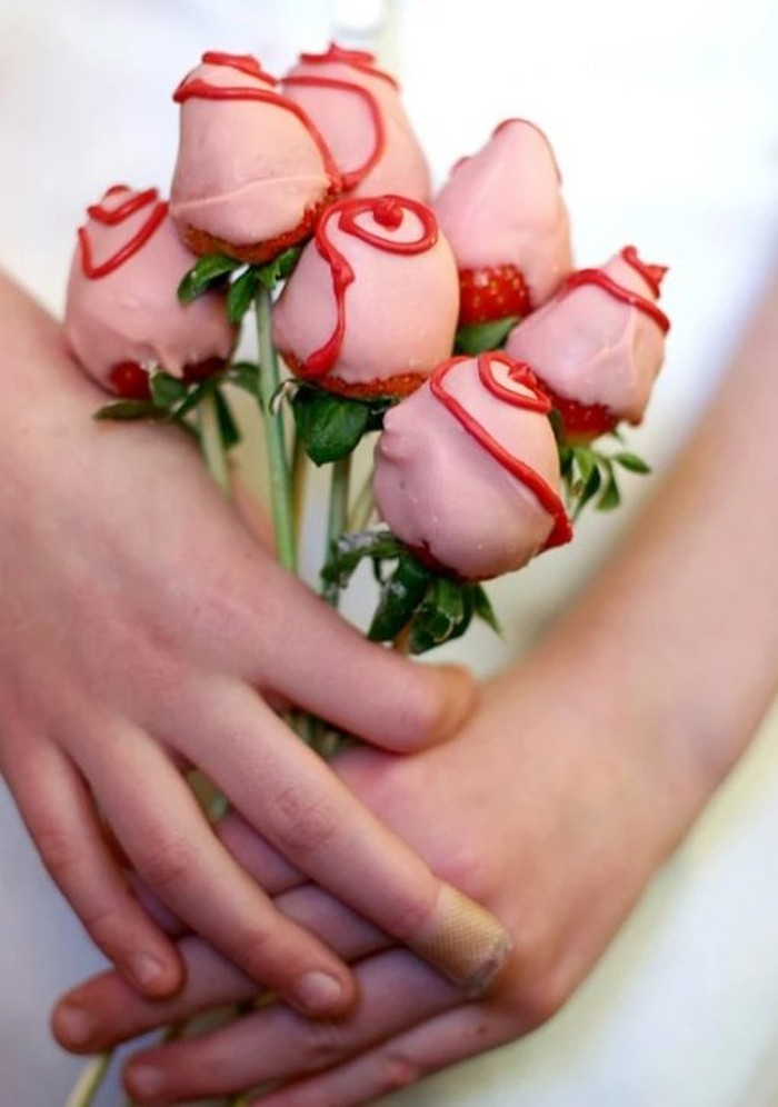 Cantik! 10 Makanan Ini Diubah Bentuknya Jadi Bunga Mawar