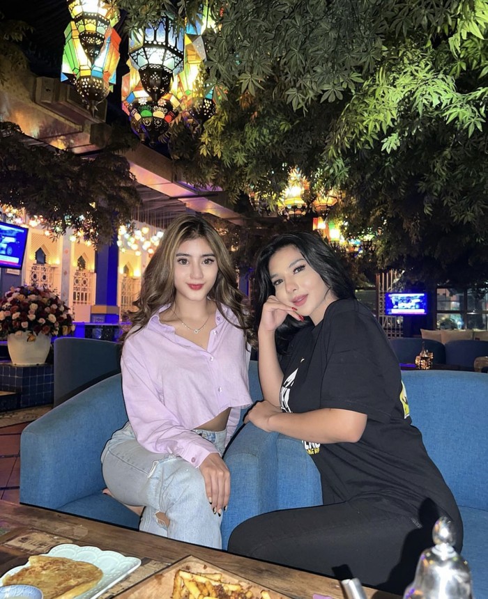 Intip Momen Siva Aprilia Model dan DJ Cantik Saat Nongkrong di Kafe