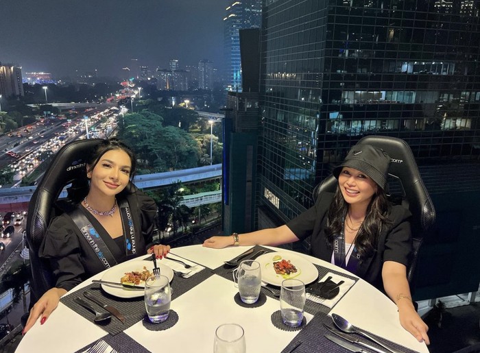 Intip Momen Siva Aprilia Model dan DJ Cantik Saat Nongkrong di Kafe