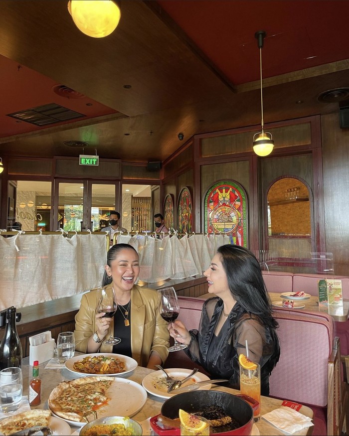 Intip Momen Siva Aprilia Model dan DJ Cantik Saat Nongkrong di Kafe