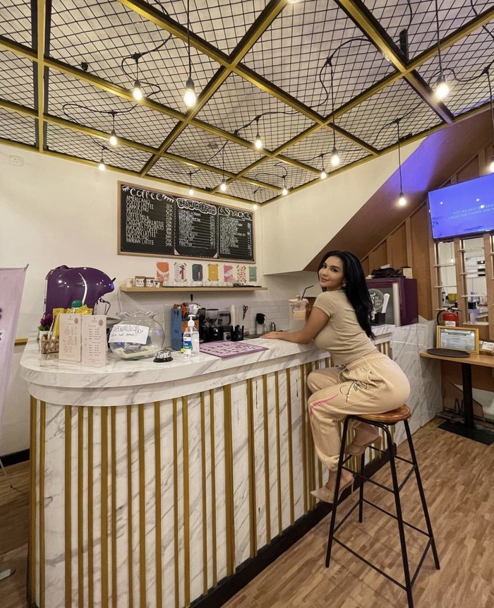 Intip Momen Siva Aprilia Model dan DJ Cantik Saat Nongkrong di Kafe