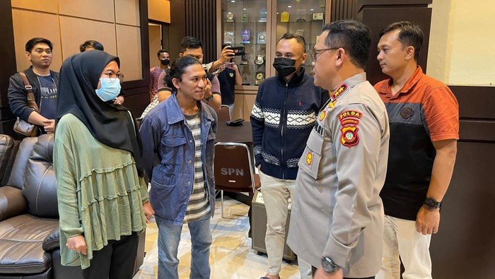 Polisi Ungkap Alasan Bebaskan Mahasiswa UNG Hina Jokowi saat Orasi Demo BBM Polisi Ungkap Alasan Bebaskan Mahasiswa UNG Hina Jokowi saat Orasi Demo BBM