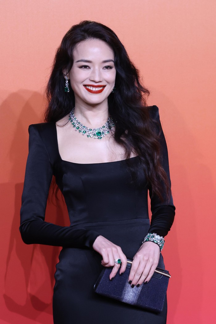 Shu Qi Yang Awet Muda Bergaun Ketat