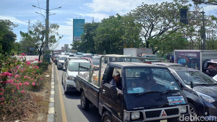 Potret Kemacetan di Jalan Urip Sumoharjo Makassar Imbas Demo Kenaikan BBM
