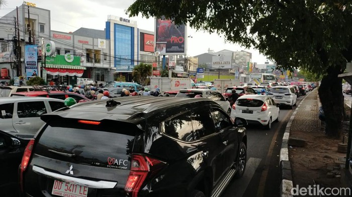 Massa Demo Depan Unhas Tutup Jalan, Perintis Kemerdekaan Macet Parah Massa Demo Depan Unhas Tutup Jalan, Perintis Kemerdekaan Macet Parah