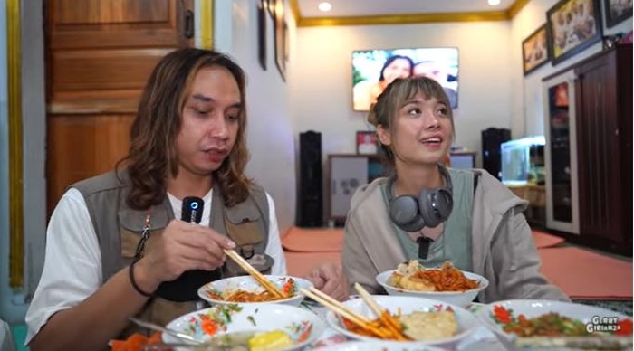 Keseruan Gerry Girianza dan Bella Tanesia saat Mukbang Makanan Pedas
