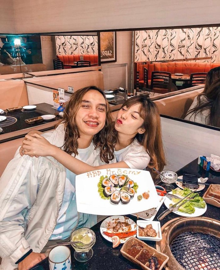 Keseruan Gerry Girianza dan Bella Tanesia saat Mukbang Makanan Pedas